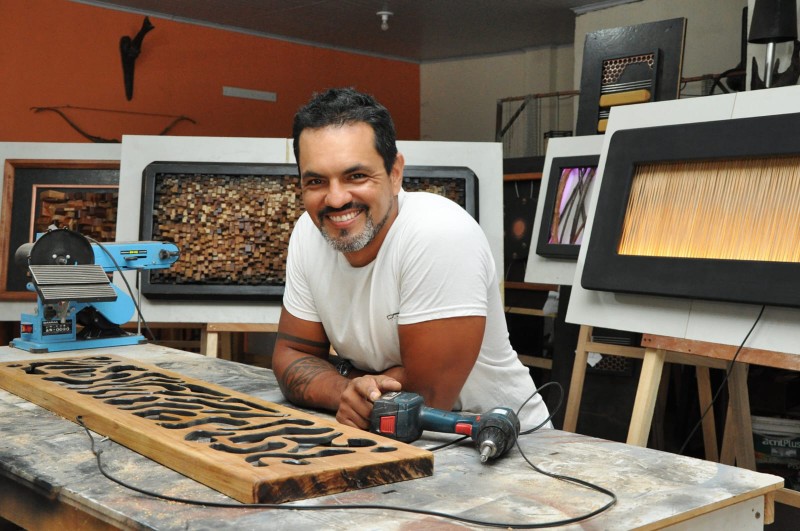 Artista plástico Paulo Gil apresenta a exposição “Formas e Relevos ...